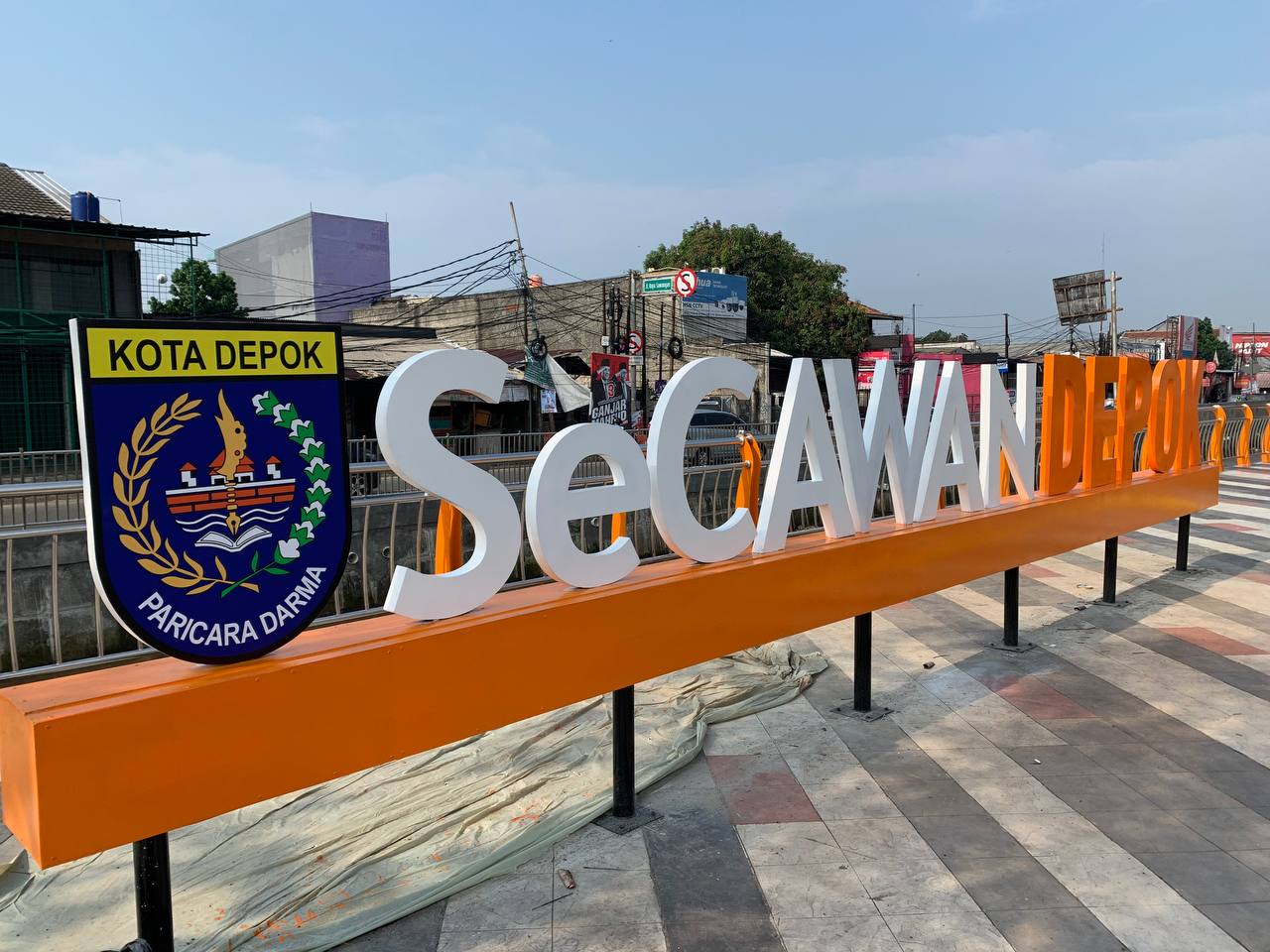 Meningkatkan Visual Logo dan Signage dengan Huruf Timbul